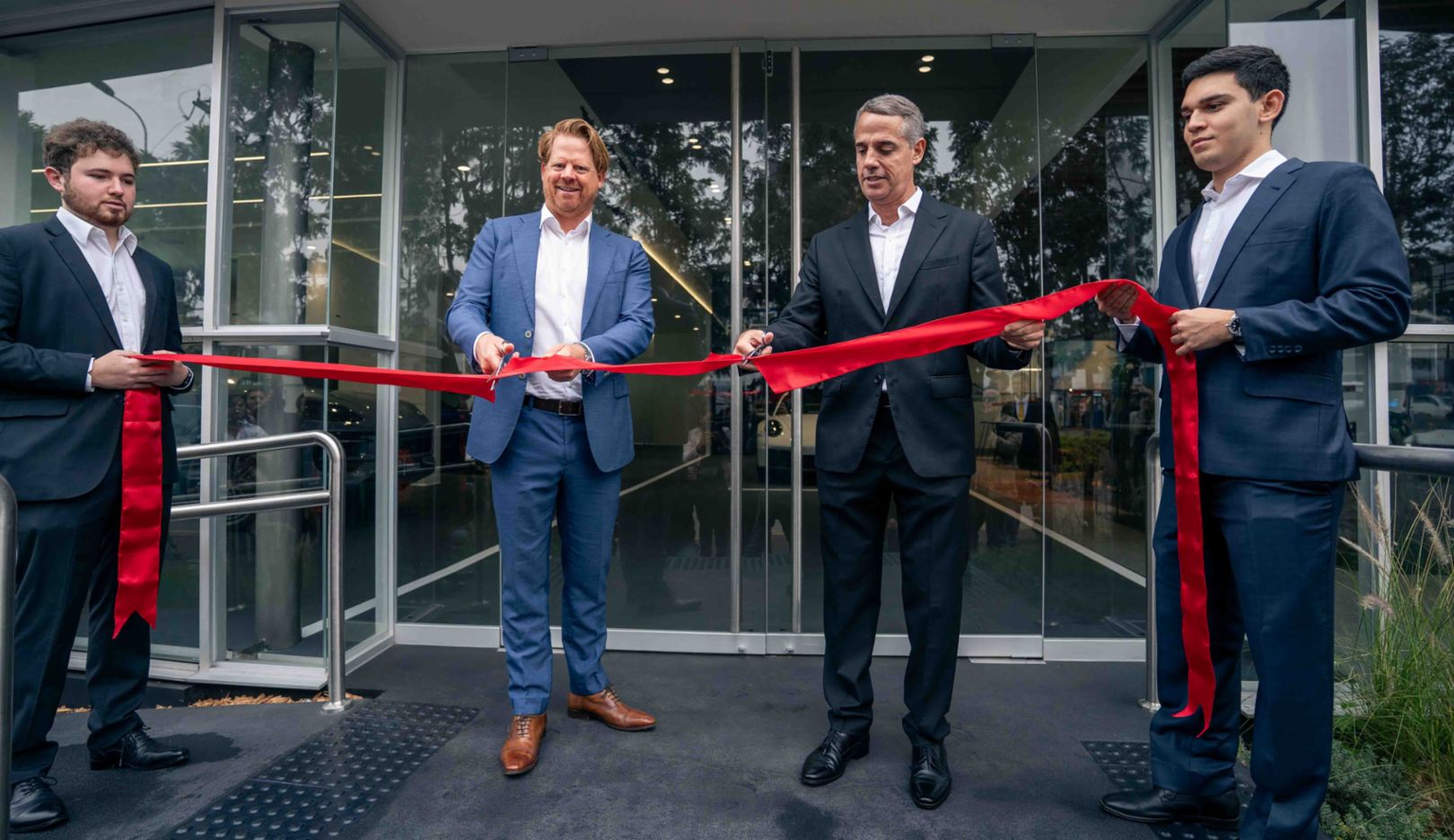 Porsche Center Lima inaugura su renovado showroom bajo el concepto Porsche Destination - Porsche ...