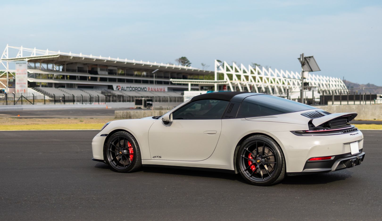 El Nuevo Porsche 911 con tecnología T-Hybrid llega a Panamá - Porsche ...