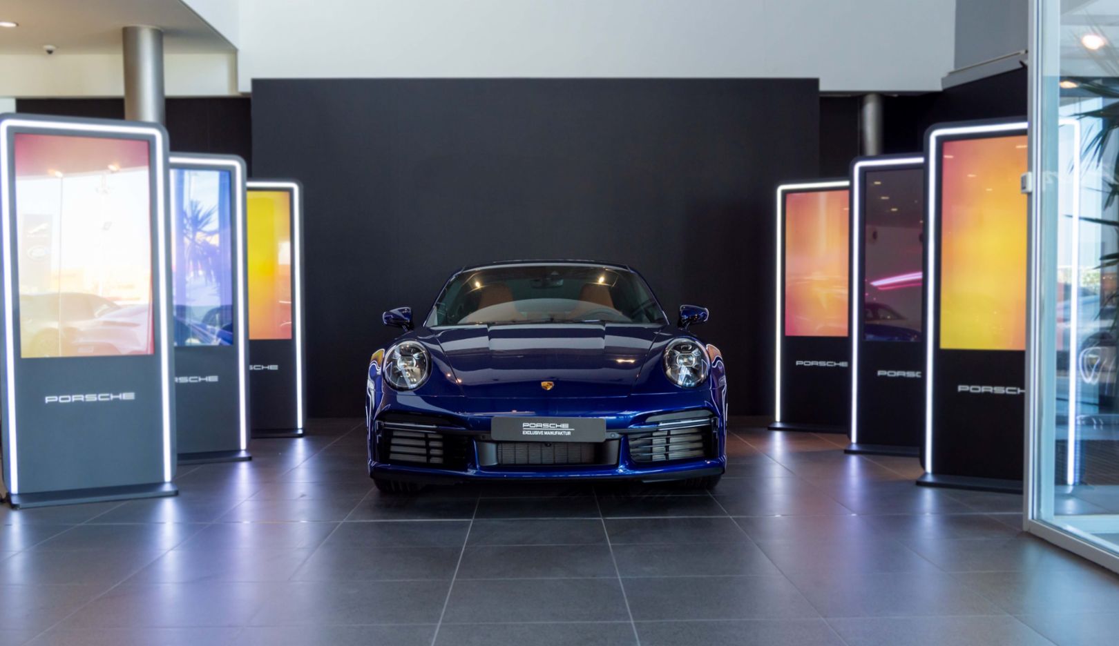 Porsche Centre Bahrain delivers a one-of-a-kind 911 Turbo to a customer ...