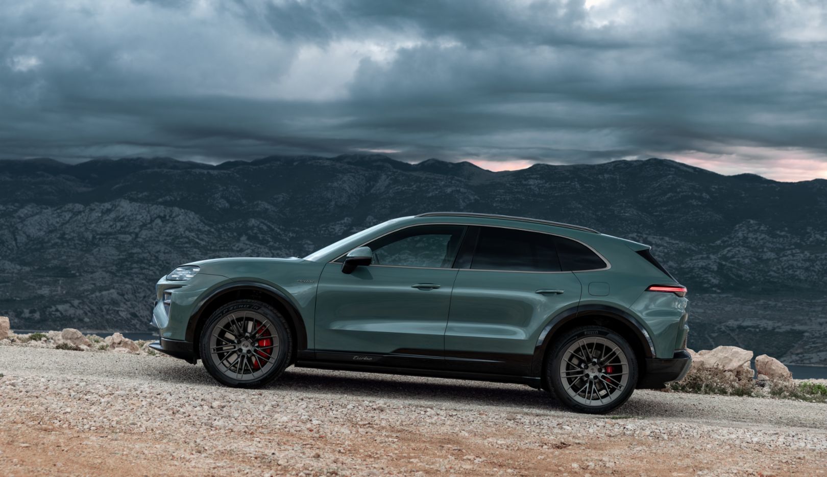 O bornă tehnologică pentru Porsche: Cayenne devine electric - Porsche Newsroom