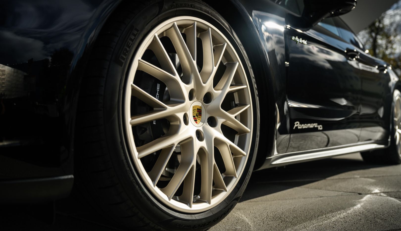 Travel Gold - Porsche Panamera Edition 10 Years - Porsche Newsroom