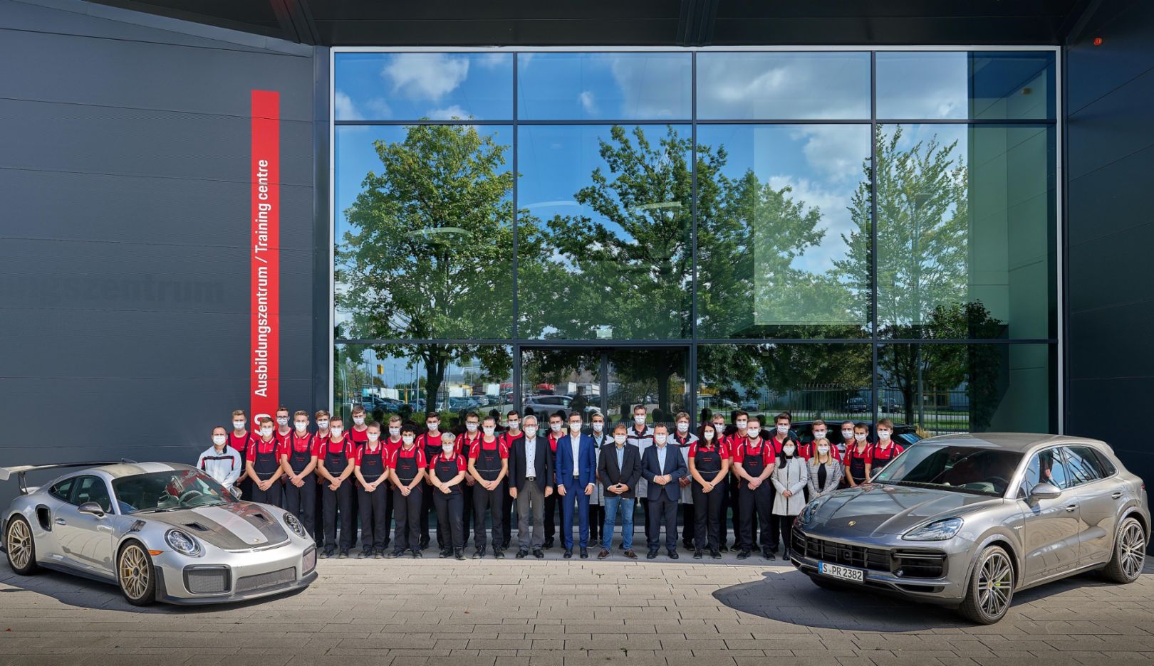 Auszubildende starten bei Porsche ins Berufsleben - Porsche Newsroom DEU