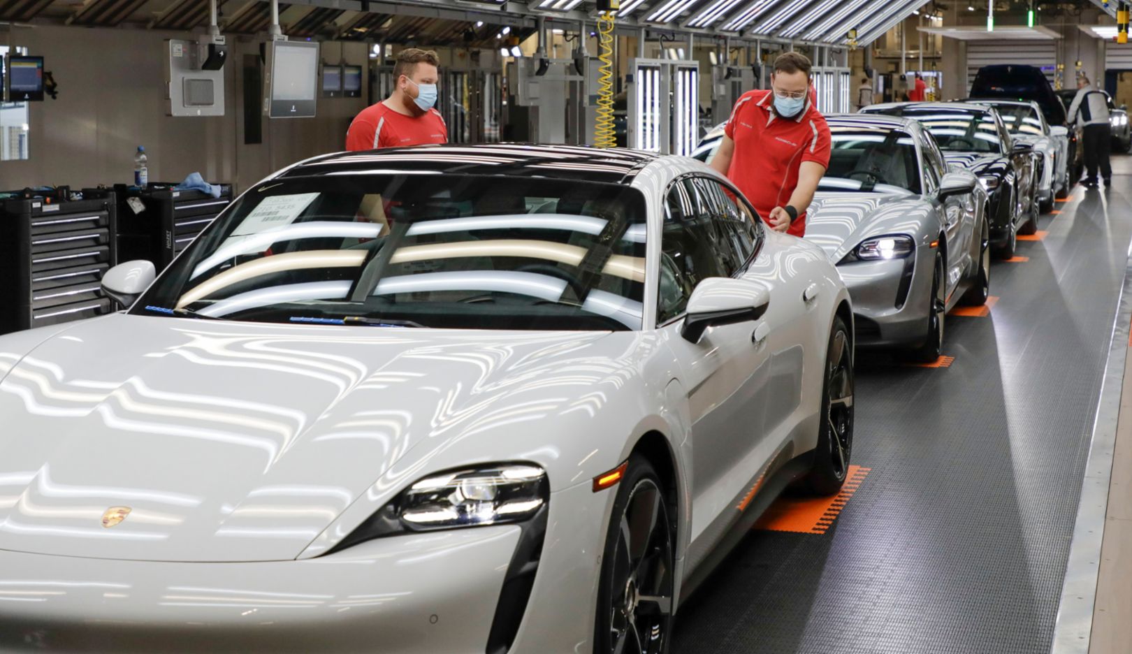 Porsche is manufacturing sports cars again - Porsche Newsroom