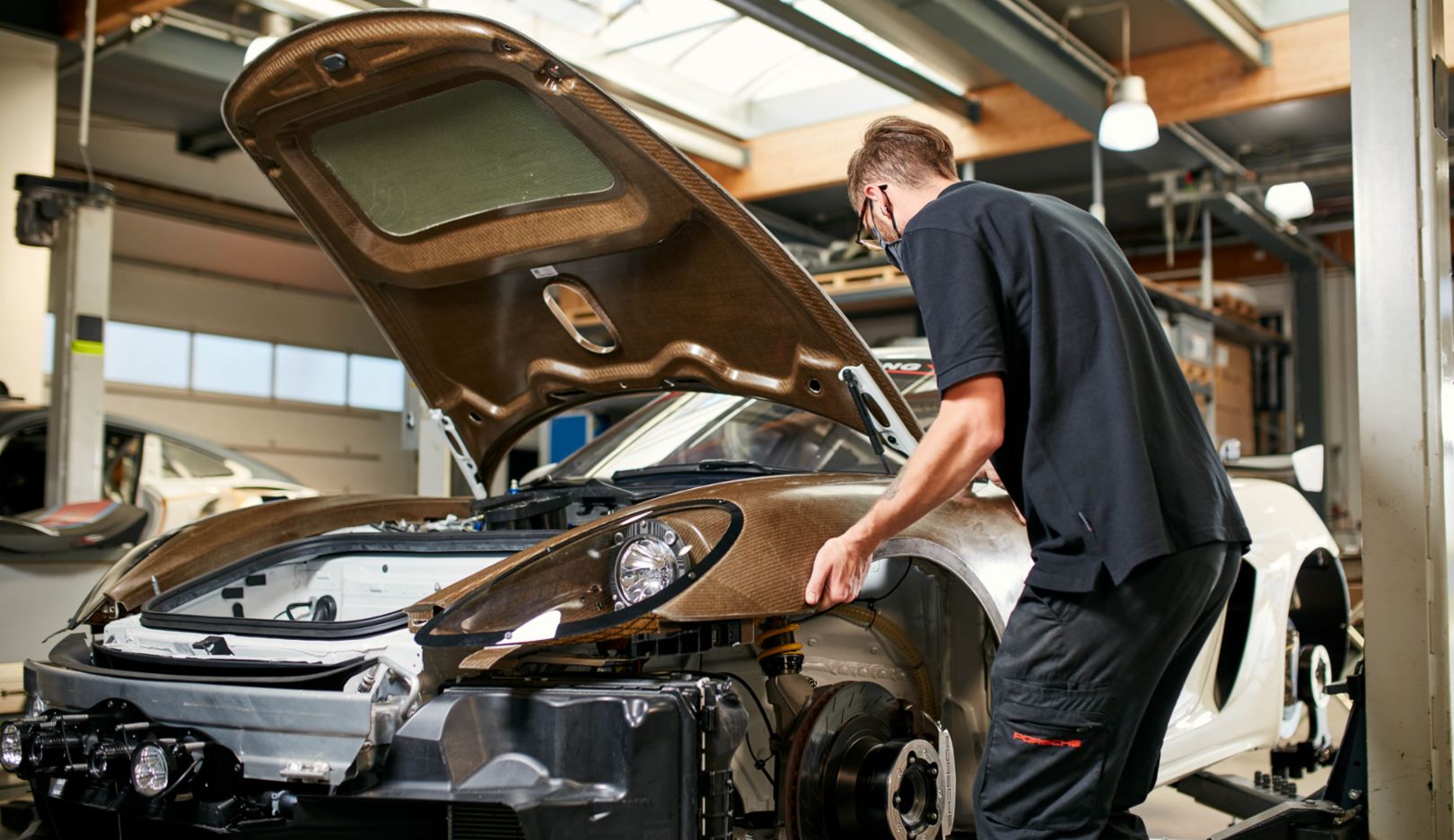 Racing cars with body parts made from renewable raw materials - Porsche ...