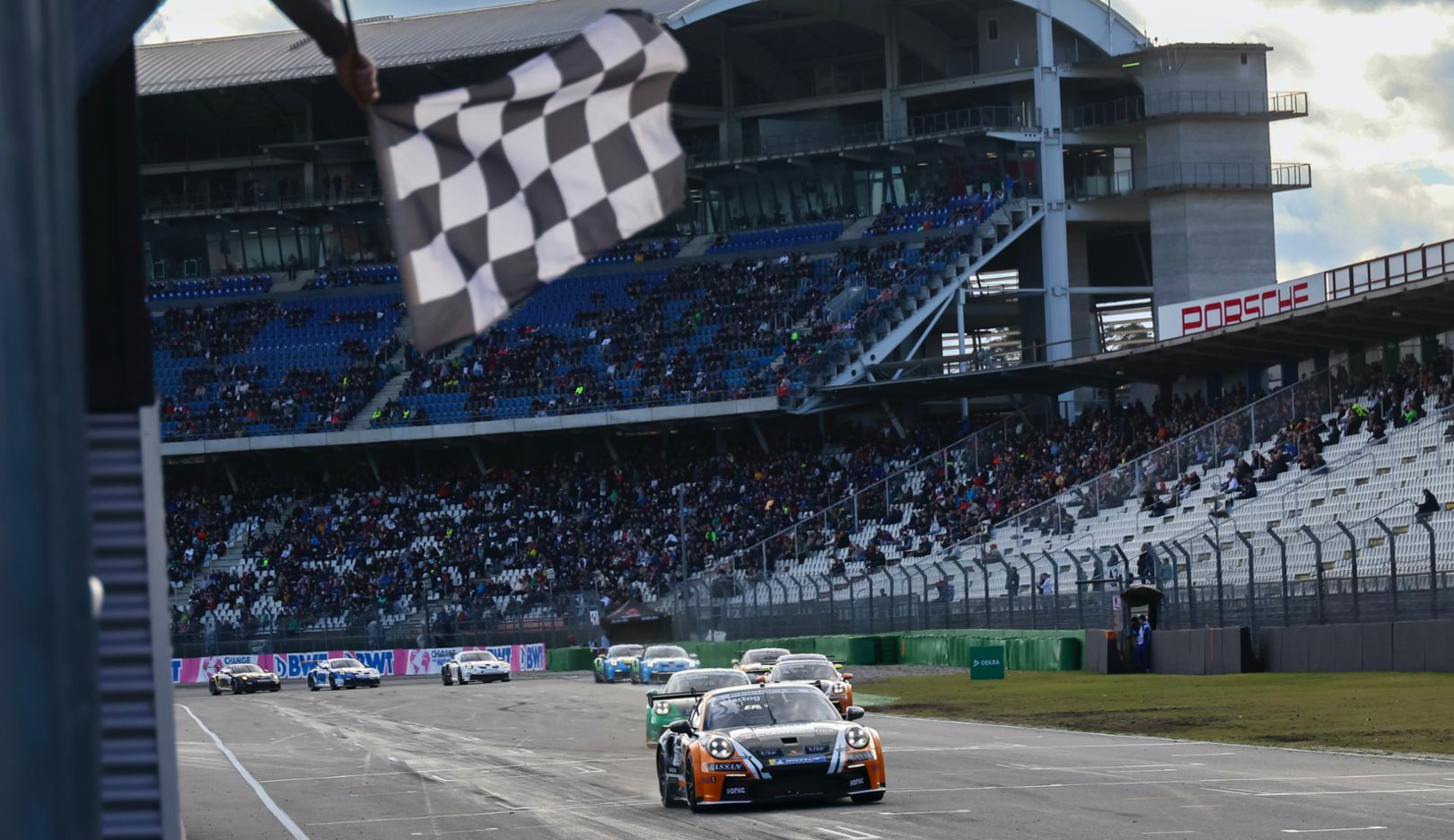 Larry ten Voorde gewinnt Finalrennen, Sören Spreng ist ProAm-Champion - Porsche Newsroom DEU