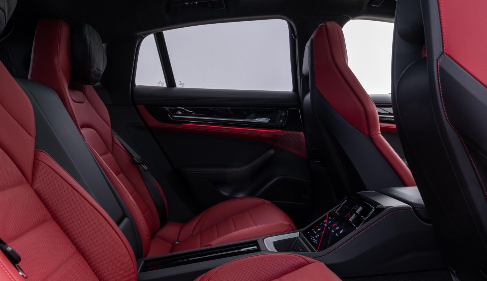 Porsche Driver Experience in the new Panamera with driver-centred ...