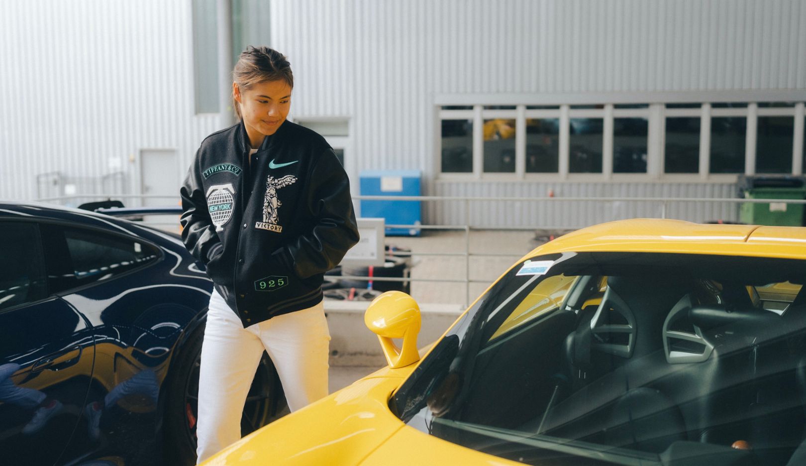 Tennis star Emma Raducanu visits Porsche Motorsport - Porsche Newsroom