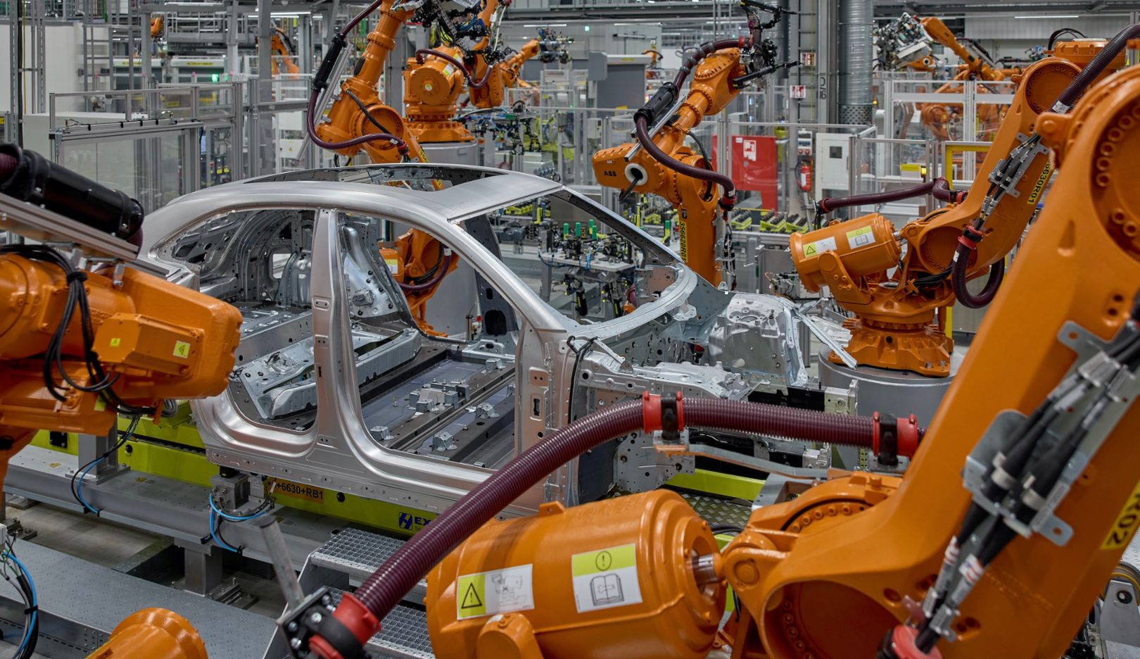 Porsche celebrates the start of electromobility at its Leipzig factory ...