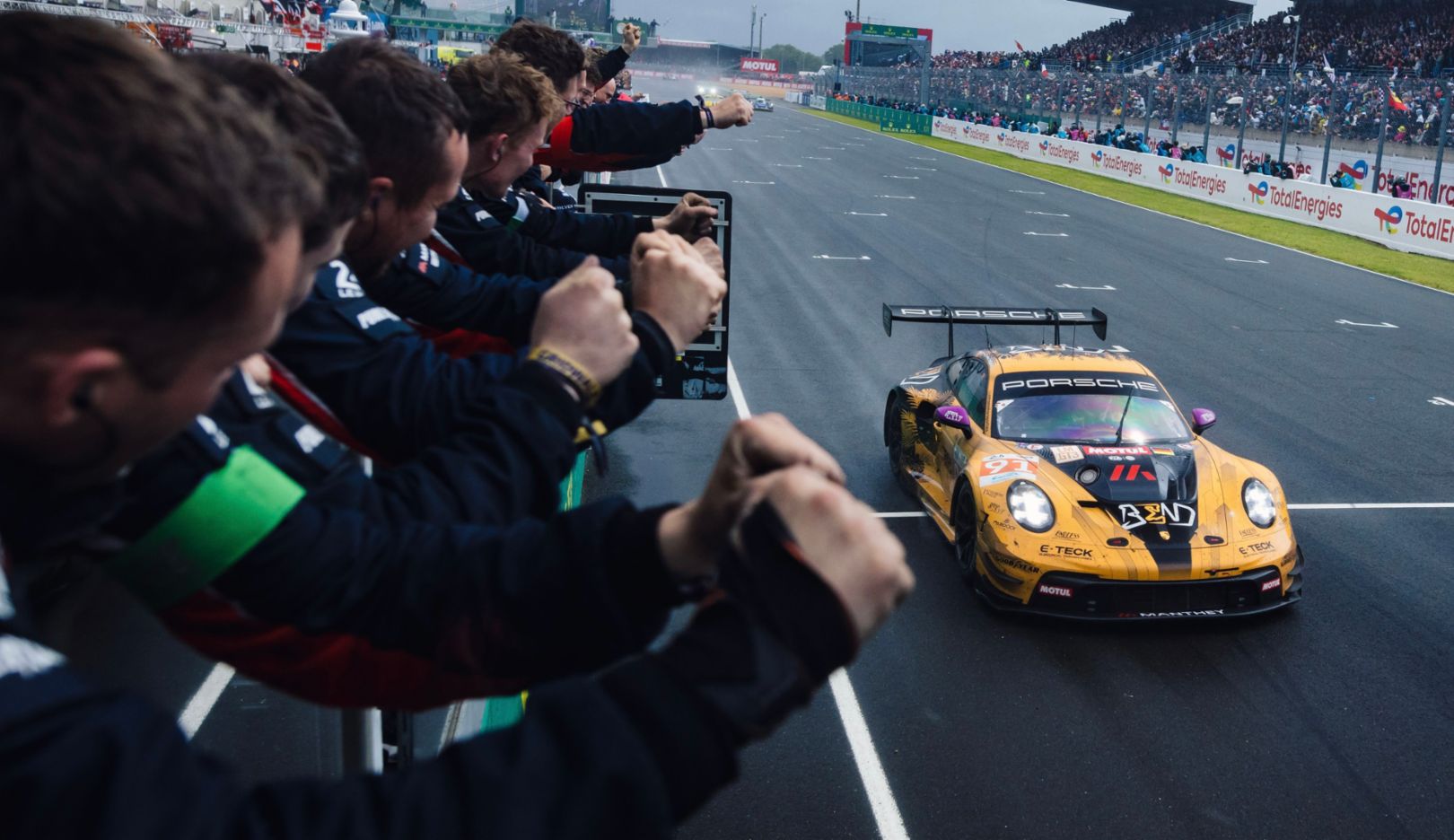 Porsche 911 GT3 R siegt bei LMGT3-Premiere in Le Mans - Porsche ...