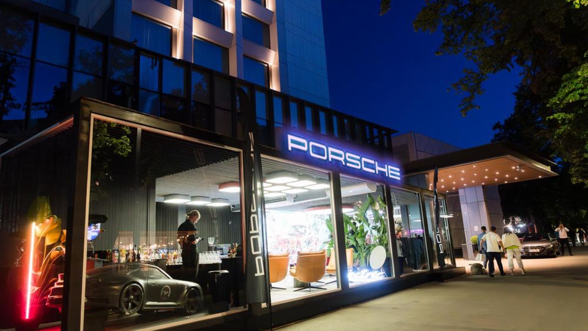 Porsche inaugurează primul Art Pop-up din România, la Cluj - Porsche ...