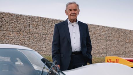 Porsche congratulates Derek Bell on his 80th birthday - Porsche Newsroom