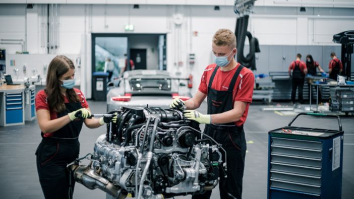 Auszubildende starten bei Porsche ins Berufsleben - Porsche Newsroom DEU
