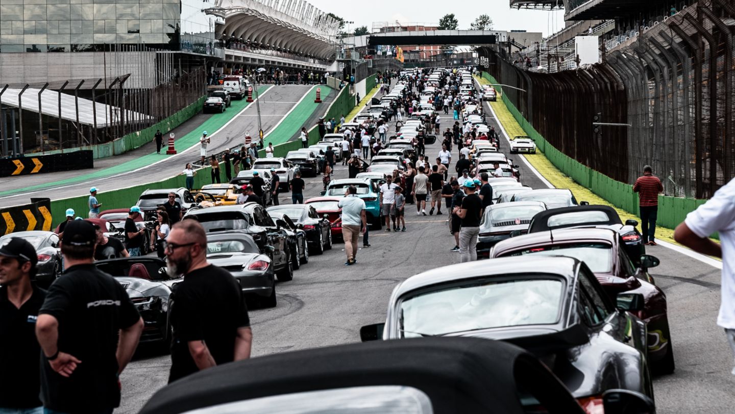 Porsche reúne 813 deportivos de la marca en Interlagos - Porsche ...