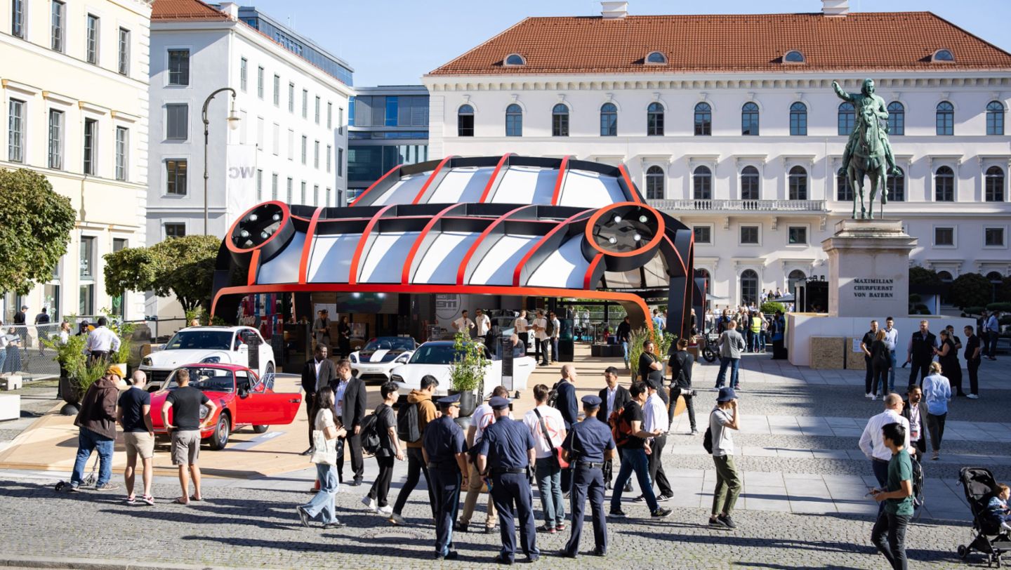Open Space at the IAA: Oversized Porsche 911 is a crowd favourite - Porsche Newsroom