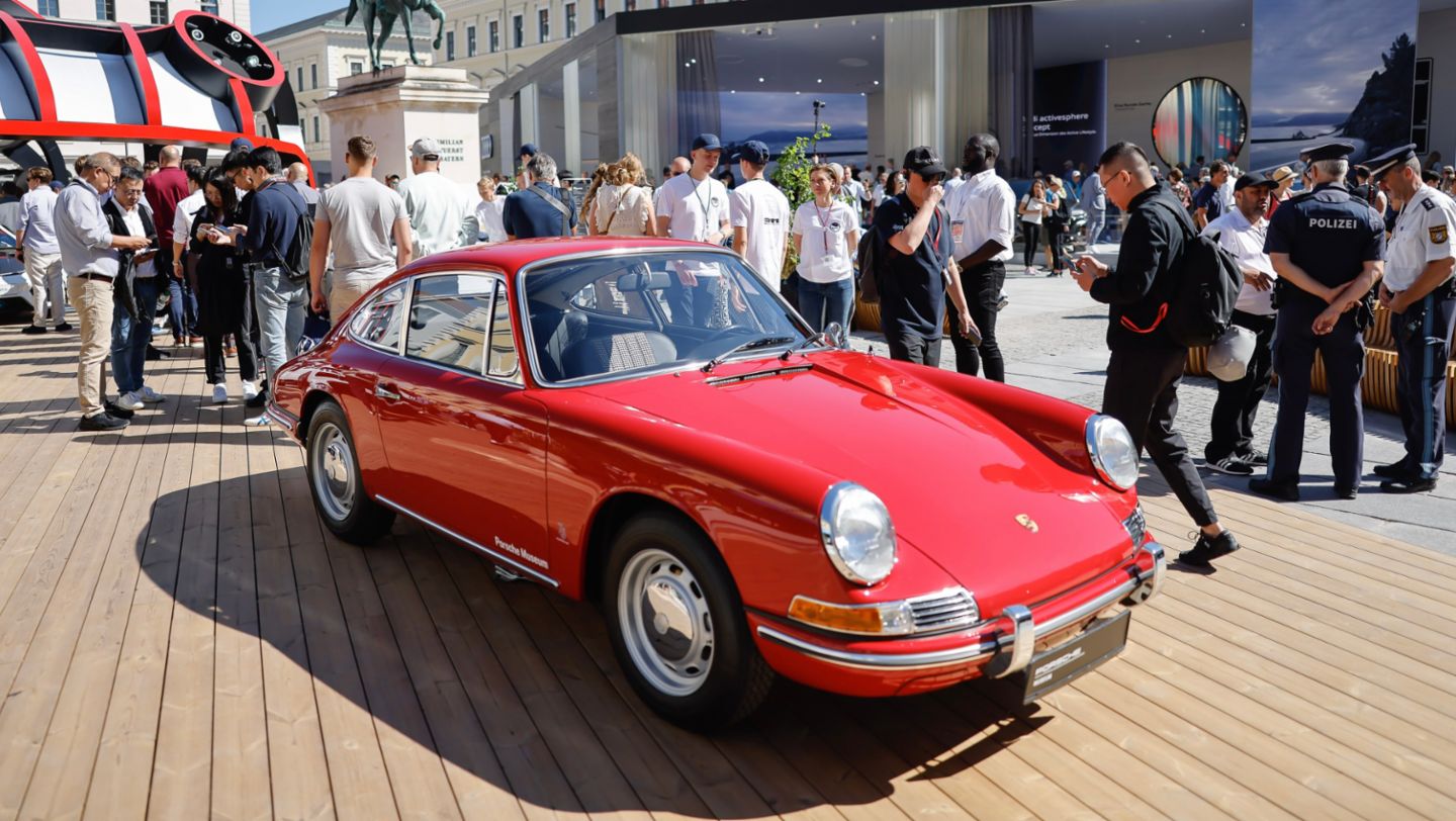 Open Space at the IAA: Oversized Porsche 911 is a crowd favourite - Porsche Newsroom