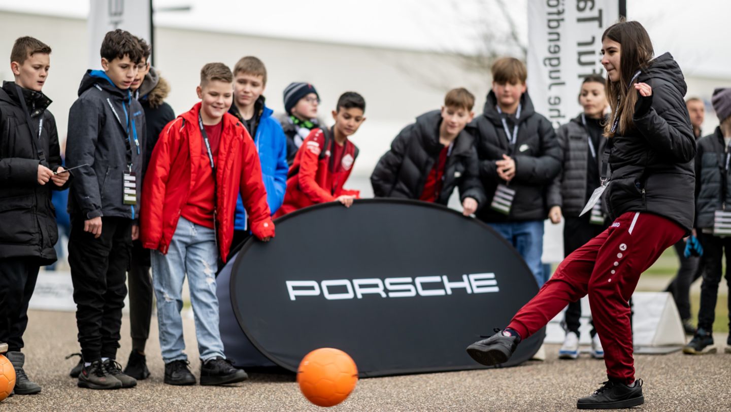 Porsche Kids Day feiert Premiere in Mönchengladbach - Porsche Newsroom DEU