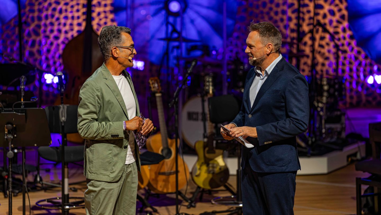 Nico Santos und der neue vollelektrische Macan in der Hamburger ...