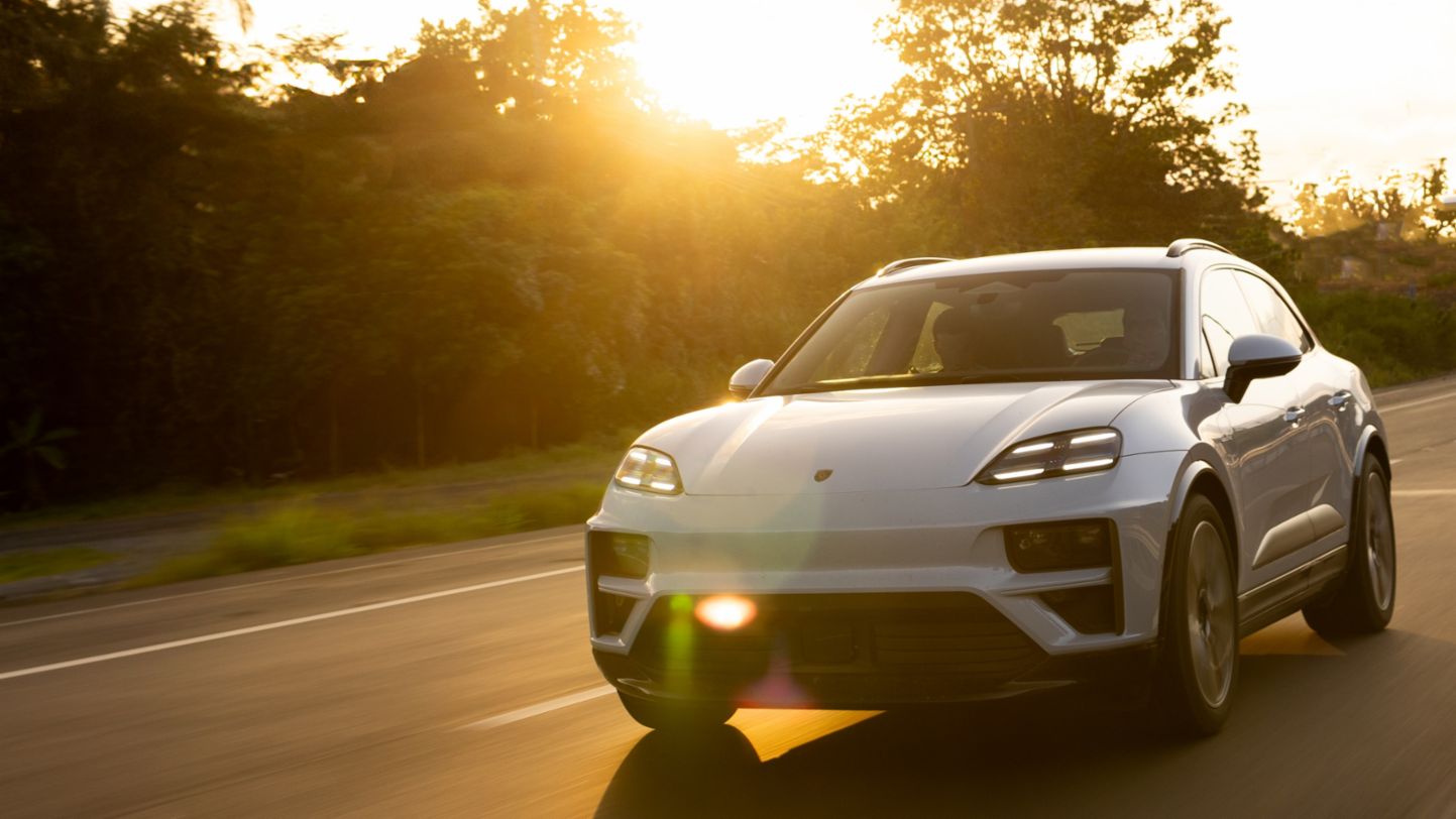 Travesía sustentable por Panamá con el nuevo Macan Eléctrico - Porsche ...