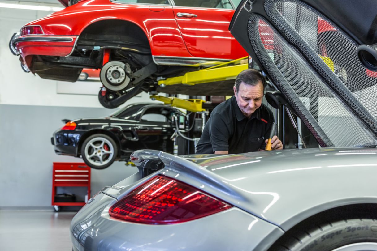 King of the Classroom: Porsche Academy’s Carrera GT - Porsche Newsroom USA