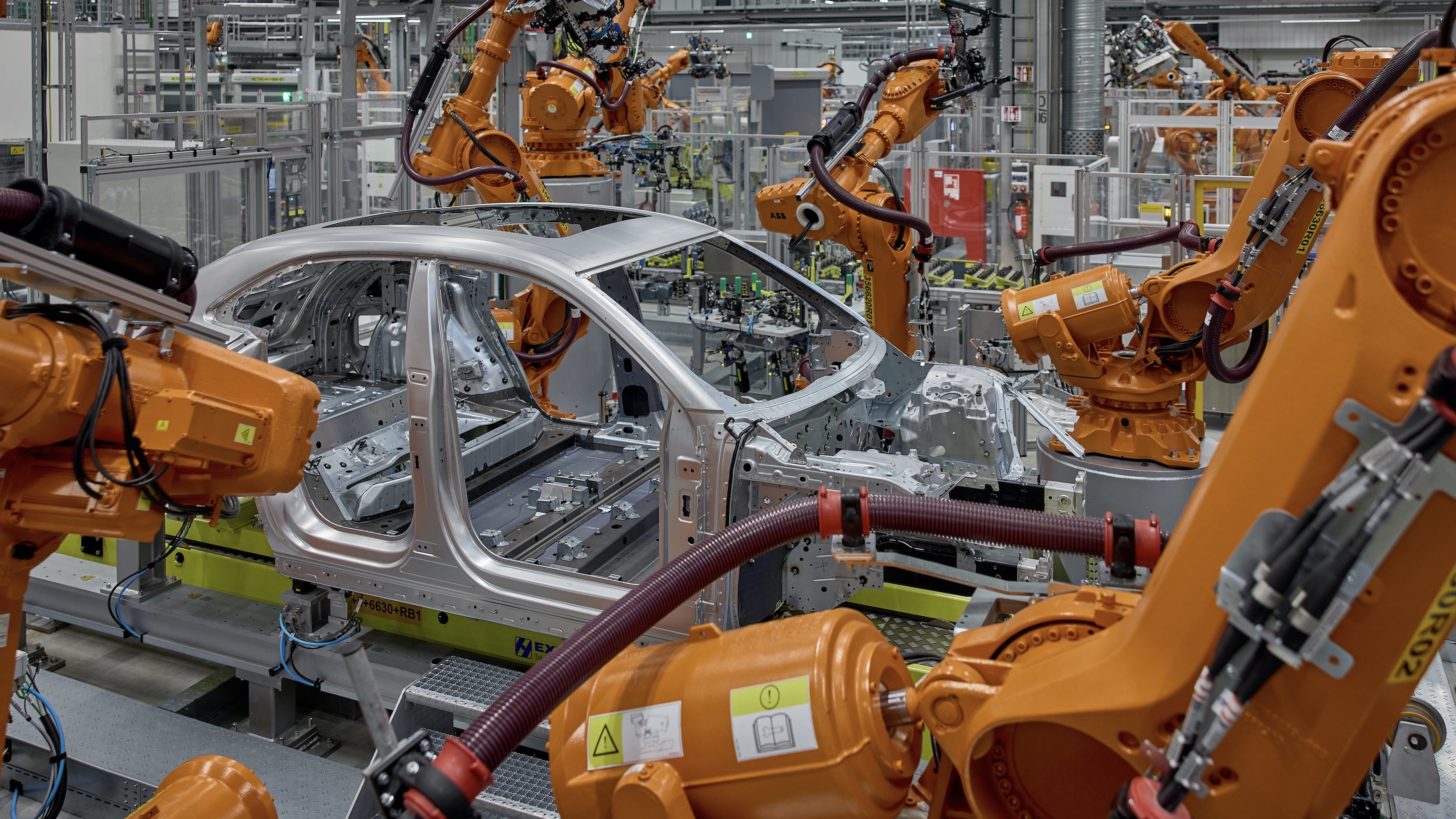 Porsche celebrates the start of electromobility at its Leipzig factory ...