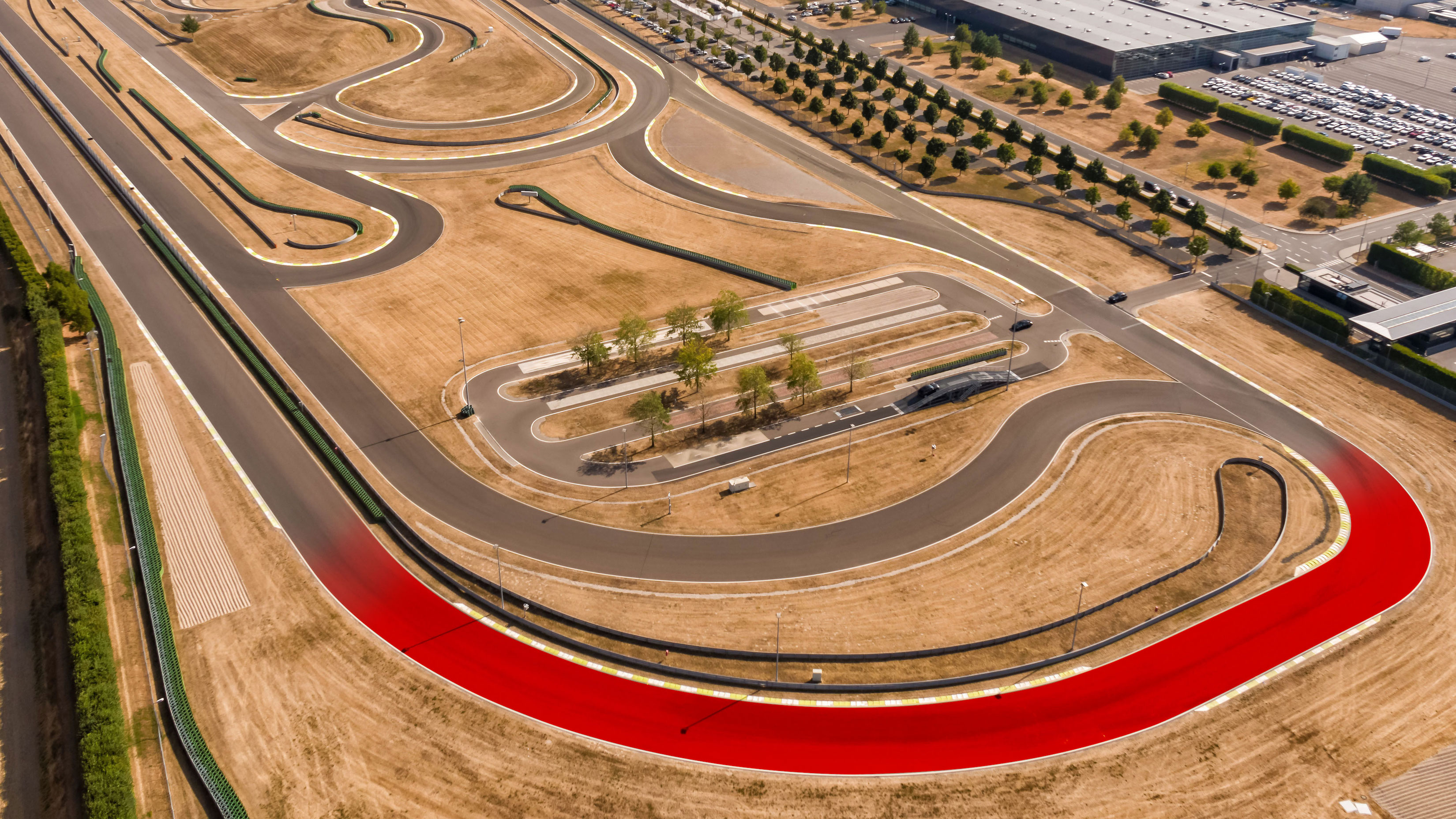 La vuelta al mundo en 11 curvas: el circuito de Porsche en Leipzig ...