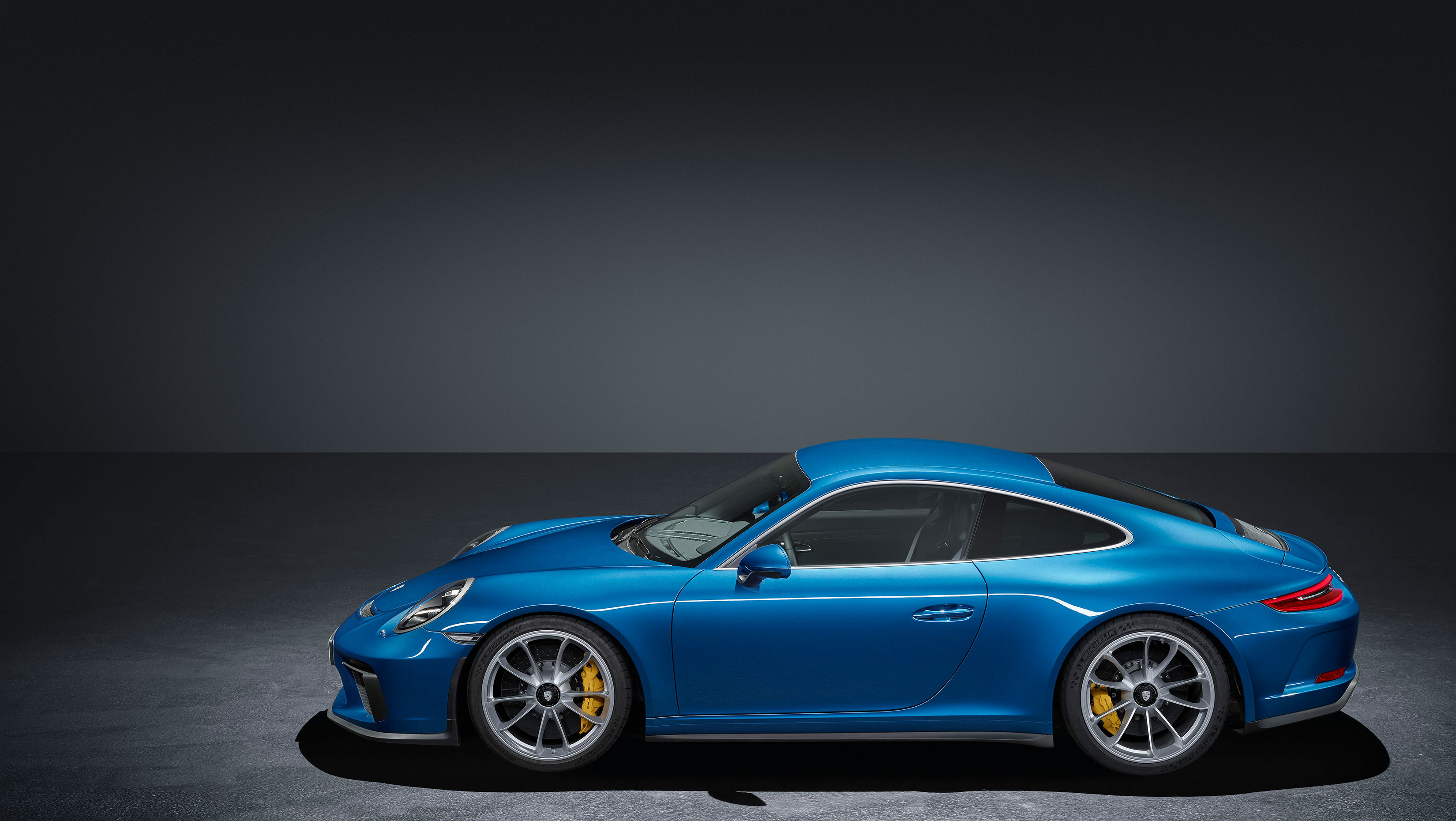 911 GT3 with Touring Package celebrates its world premiere at the IAA ...