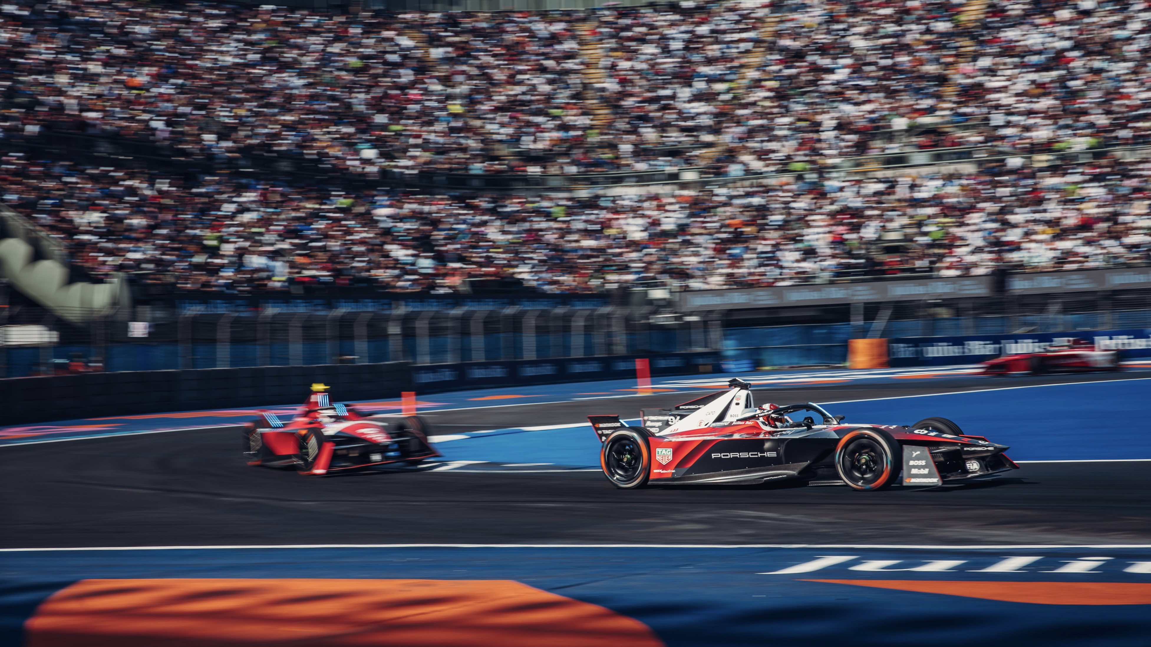 保时捷 99X Electric Gen3 赛车在电动方程式锦标赛揭幕战中拿下冠亚军 - Porsche Newsroom CHN