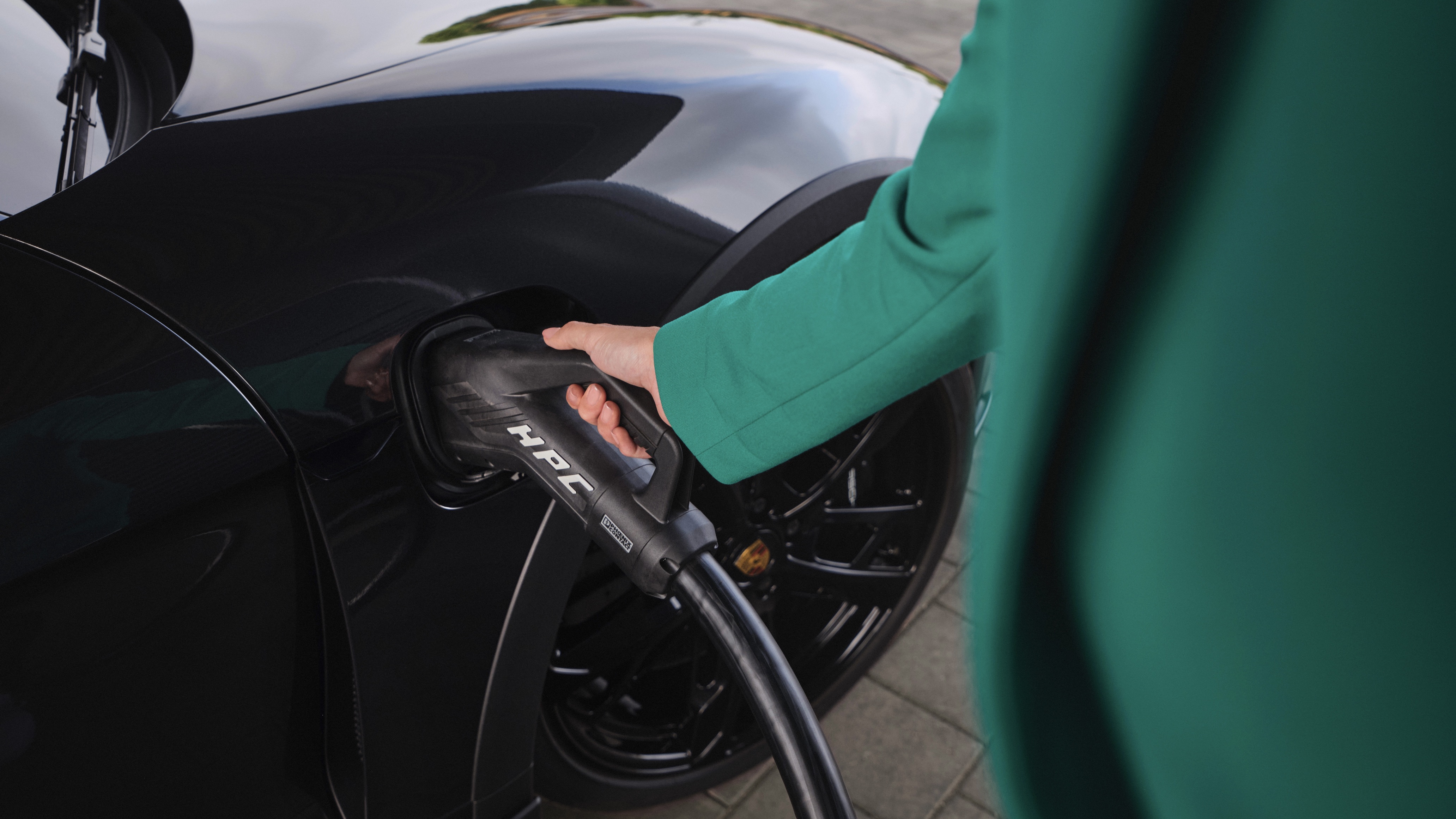 Barrier-free, state-of-the-art, sustainable: first Porsche Charging ...