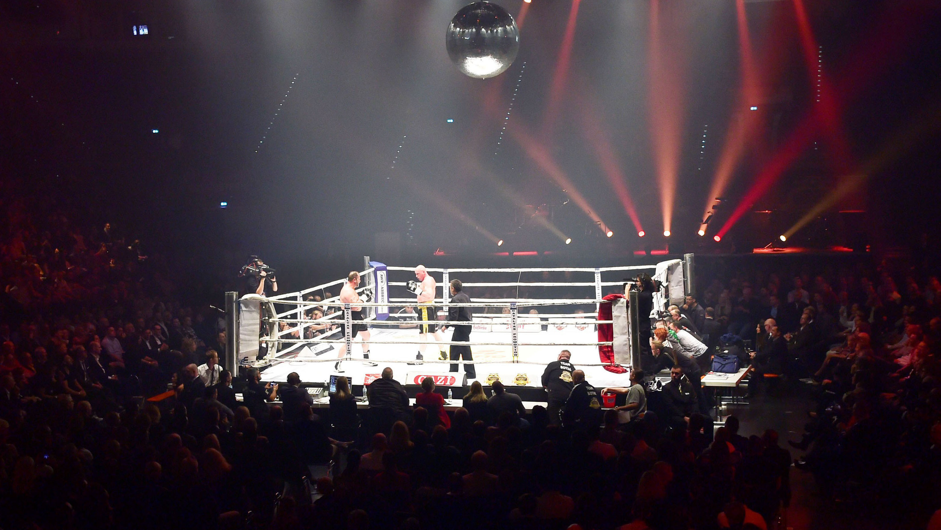 In the ring: Hück vs. Botha - Porsche Newsroom