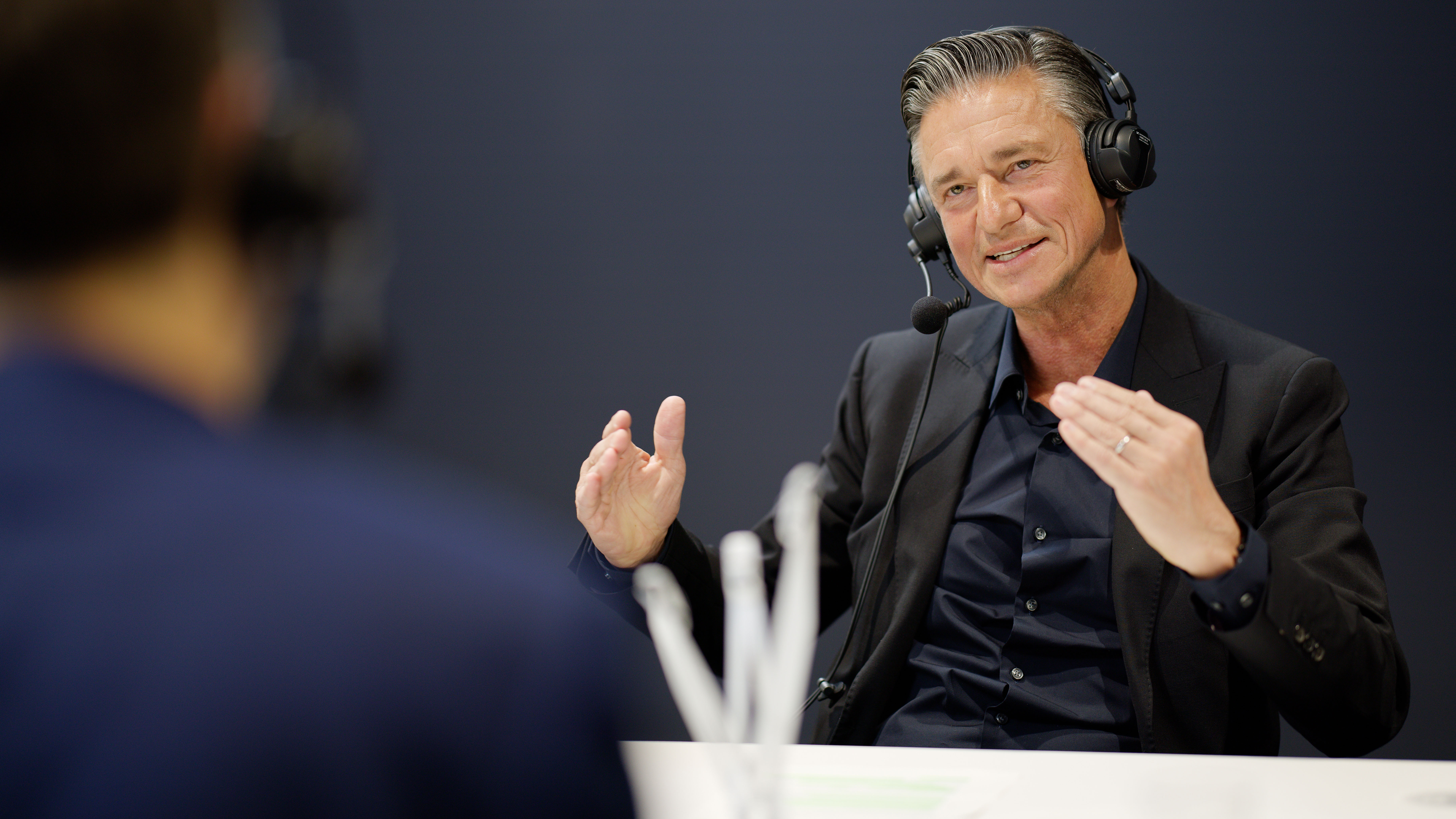 9:11 Porsche Podcast: Lutz Meschke zum Geschäftsjahr 2022 - Porsche ...