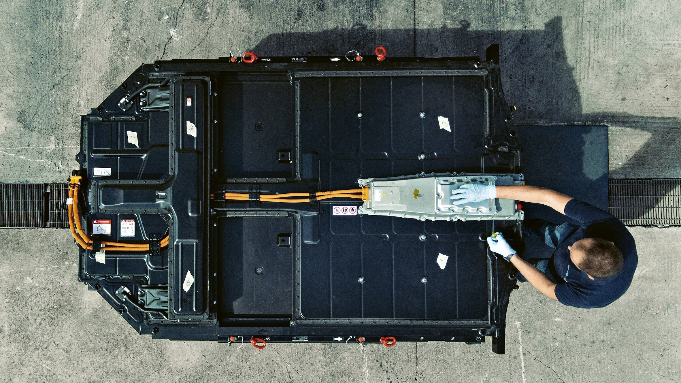 High-voltage batteries on the test bench - Porsche Newsroom AUS