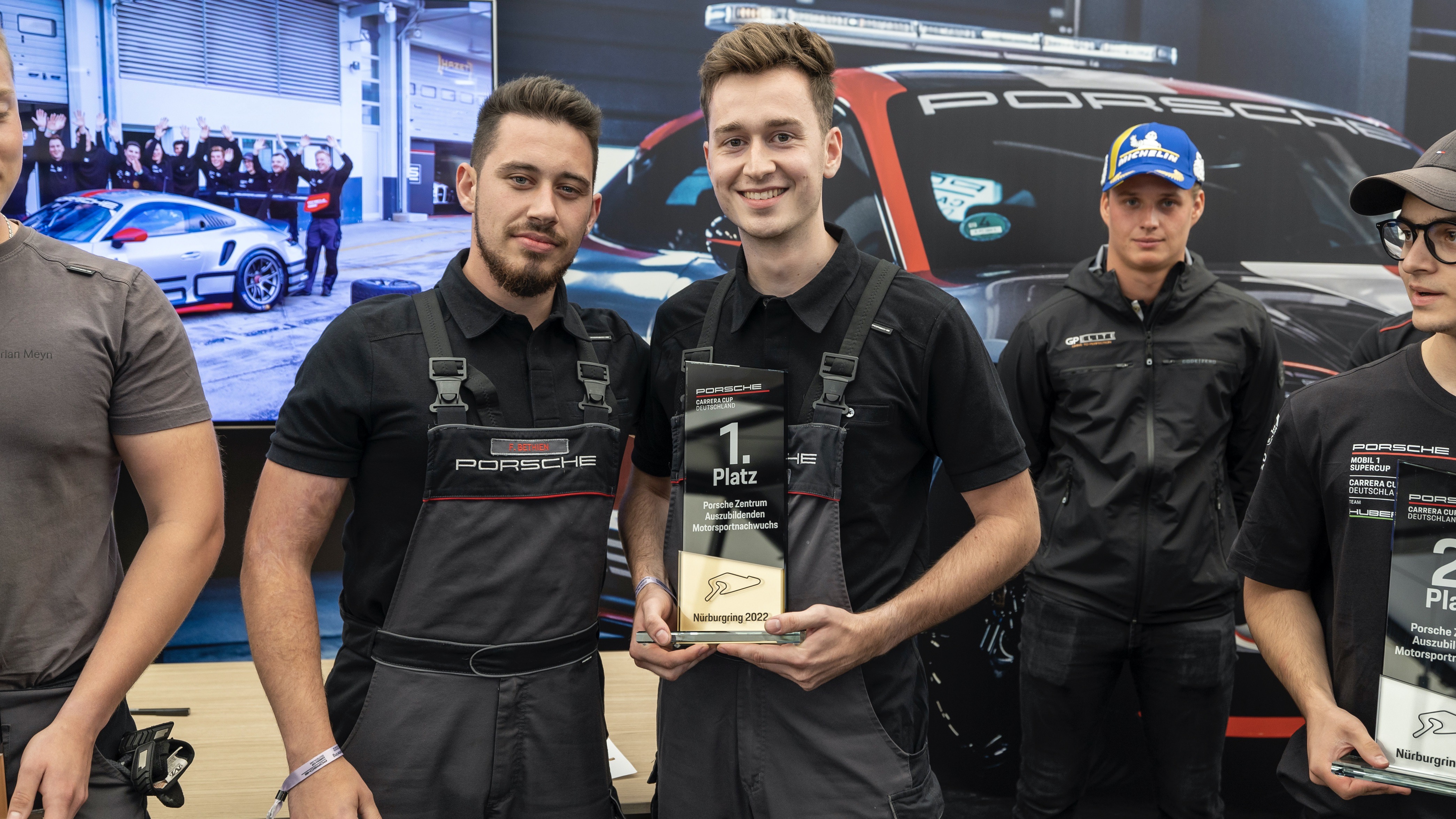Anpacken statt nur angucken: Azubis beim Porsche Carrera Cup ...