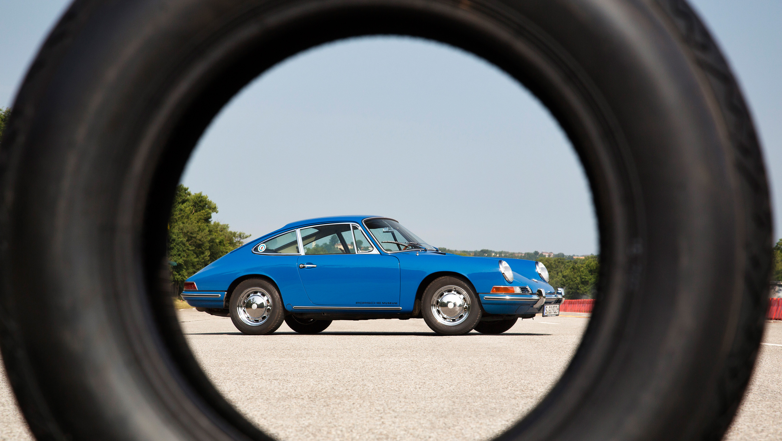 New tyres for historic sports cars - Porsche Newsroom